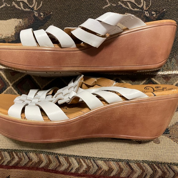 BareTraps | Shoes | Bare Traps White Wedge Sandals | Poshmark